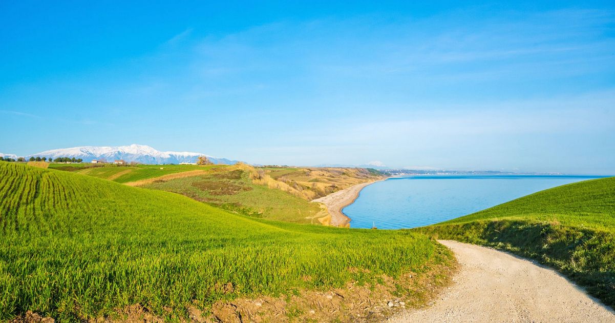 Abruzzo: mari e monti. Viaggio a piedi guidato in Abruzzo. Trekking di ...